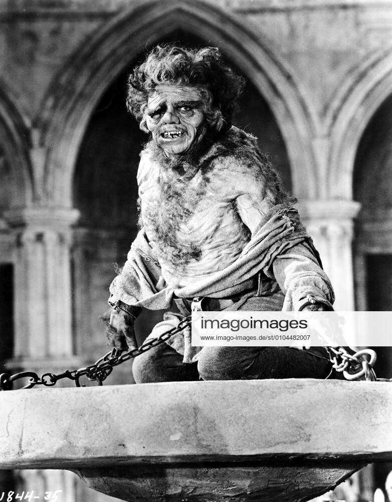 MAN OF A THOUSAND FACES JAMES CAGNEY as Lon Chaney playing Hunchback of ...