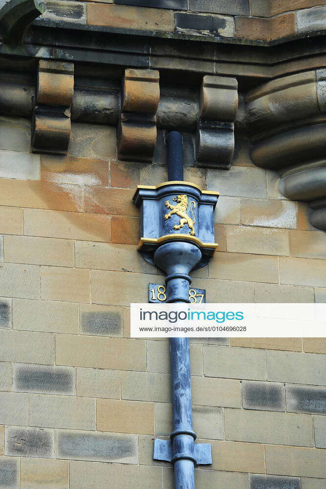 Sculptural emblem on the wall of the old city of Edinburgh, Scotland ...