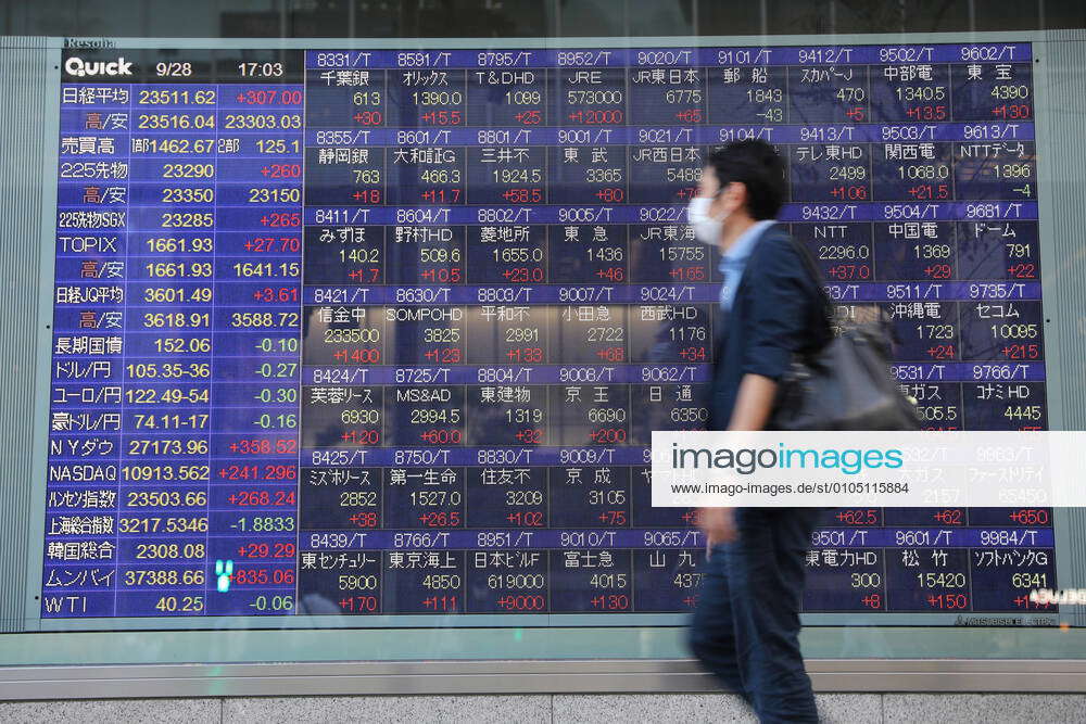 TOKYO, Sept. 28, 2020 -- A man wearing a face mask passes by an ...