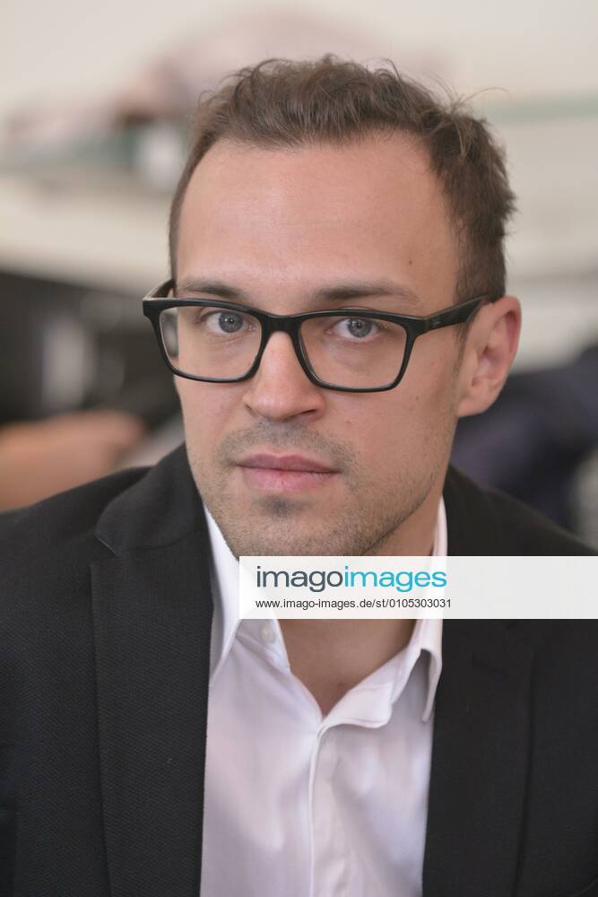 The ceremony of presenting the 25th theater prize to the editorial ...