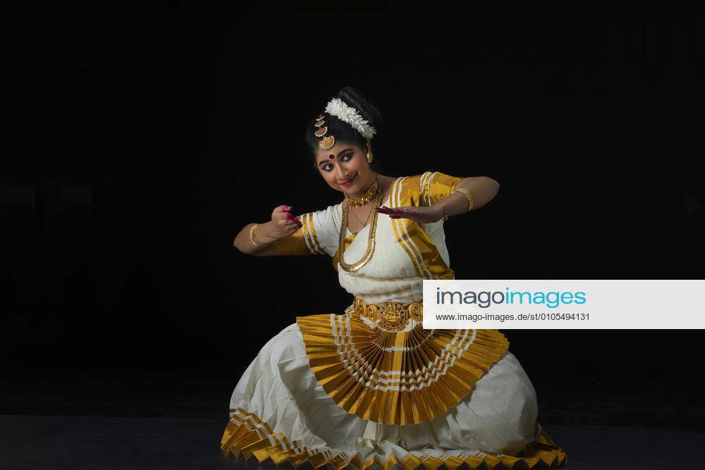 Mohiniattam dancer looking sideways in Hamsapaksha mudra PRZH