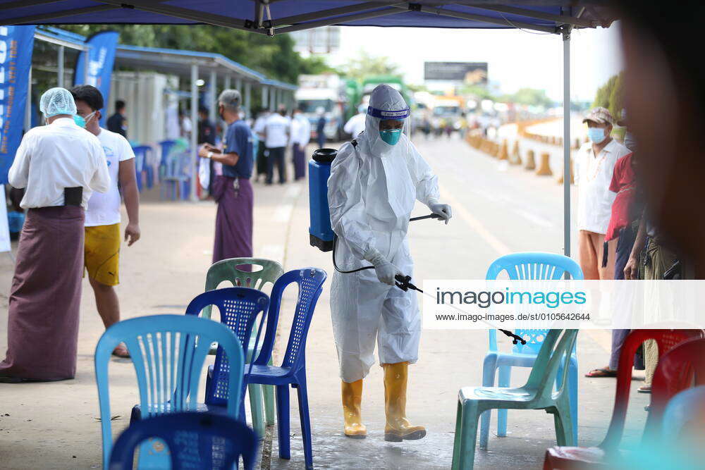 (201015) -- YANGON, Oct. 15, 2020 -- A volunteer disinfects chairs at a ...