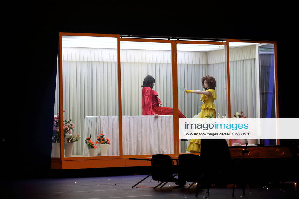 Manolo Bertling as Orin Mannon and Paula Kober as Lavinia Mannon during ...