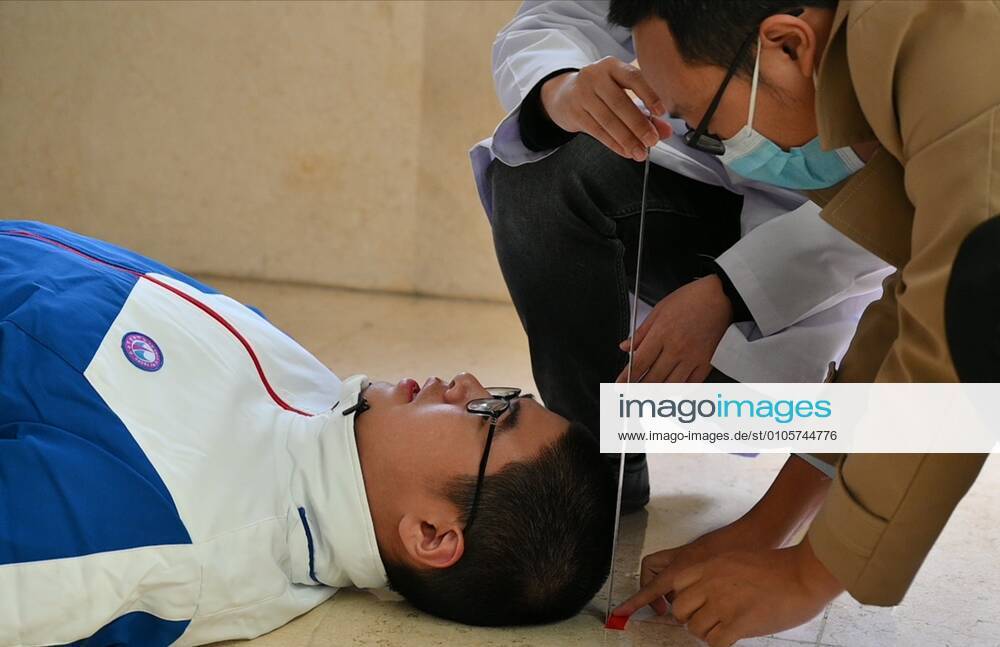 LESHAN, CHINA - OCTOBER 18: A doctor measures the height of Ren Keyu at ...