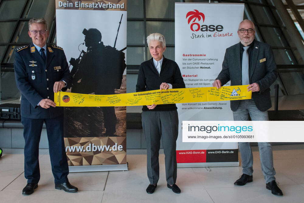 Action Yellow Ribbons in the Bundestag Germany, Berlin 03 11 2020 The ...