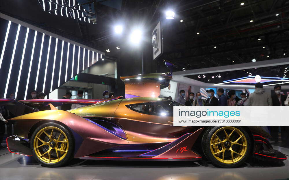 SHANGHAI, Nov. 6, 2020 -- Visitors view an Apollo Intensa Emozione car ...