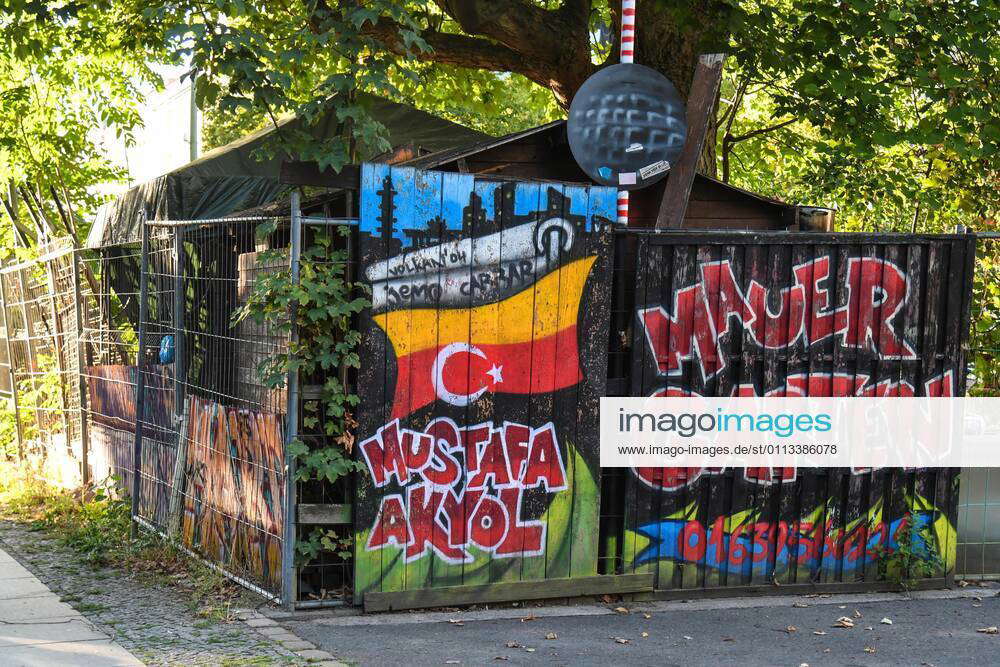 Wall garden at Bethaniendamm in Berlin Kreuzberg, city history of its ...