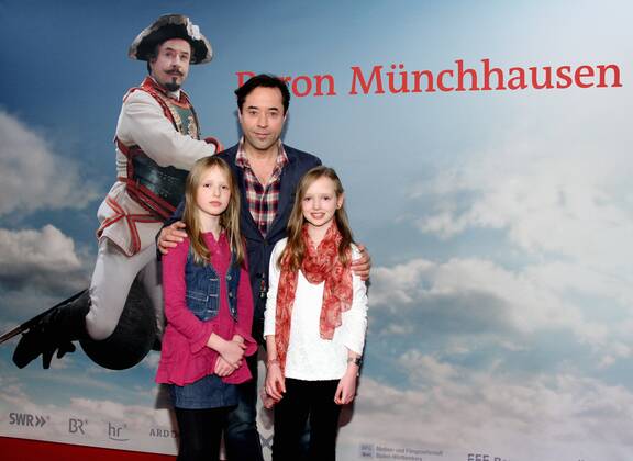 Jan Josef Liefers mit Isabelle und Helen Ottmann beim Fototermin zum ...