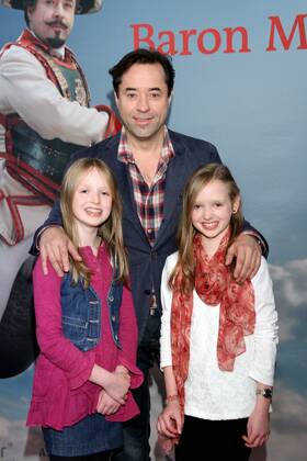 Jan Josef Liefers mit Isabelle und Helen Ottmann beim Fototermin zum ...