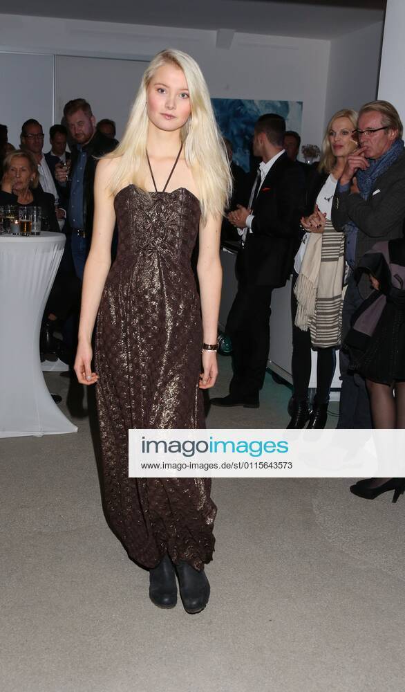 Katharina Wandrowsky GNTM WHITE BOX Fashion Show,Vernissage and Party ...