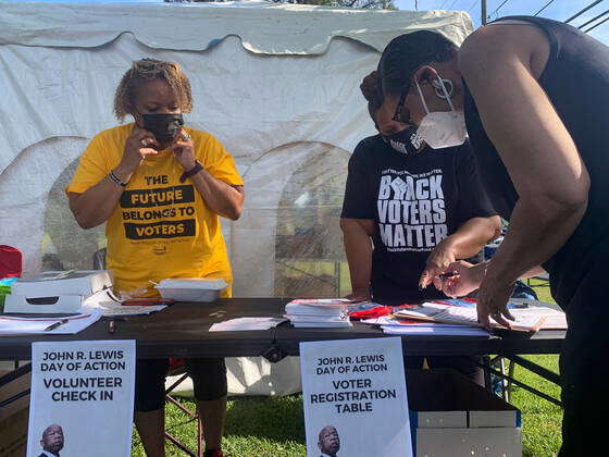 Montgomery, Alabama, USA: Alicia Elmore and LaShawn Long explain the ...