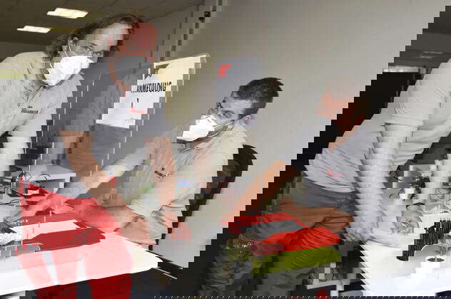 Actors Sascha Maaz and Franz Josef Strohmeier with ward manager Uli ...