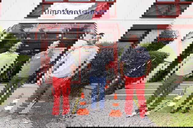 Actors Sascha Maaz and Franz Josef Strohmeier with ward manager Uli ...