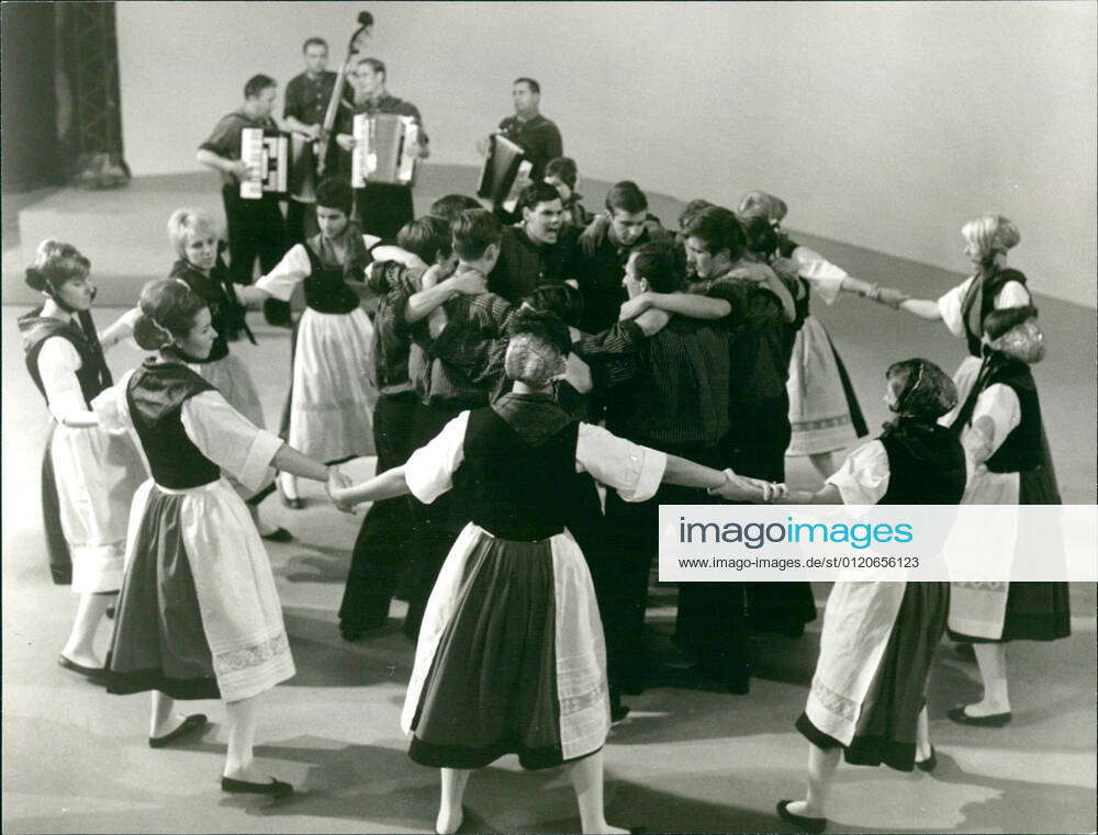 Fest der Nationen 1970 Eine Tanzgruppe präsentiert die traditionellen ...