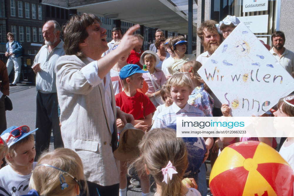 Rolf and his friends shoot a video clip in Hamburg Rolf Zuckowski and children Rolf and his