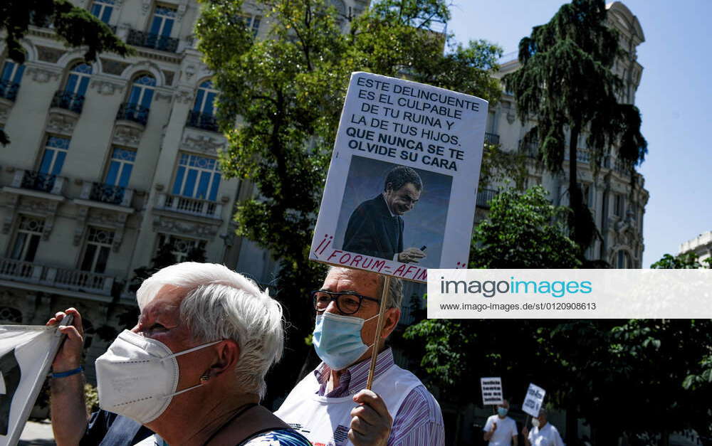 Several people with banners protest in front of the Congress of ...