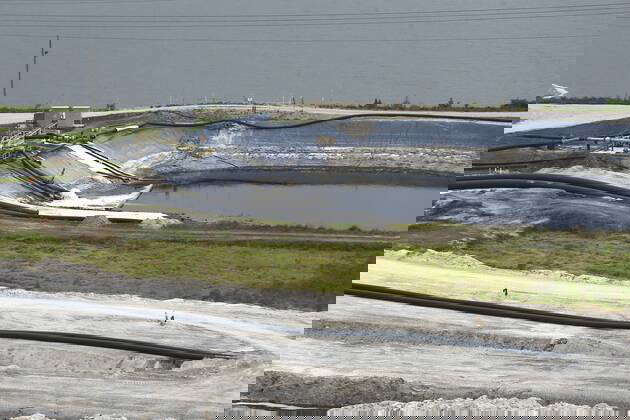 Bartow, Florida, USA: Pipes transport gypsum slurry to the massive ...