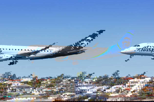 San Diego, United States, An Alaska Airlines Skywest Embraer ERJ 175 ...