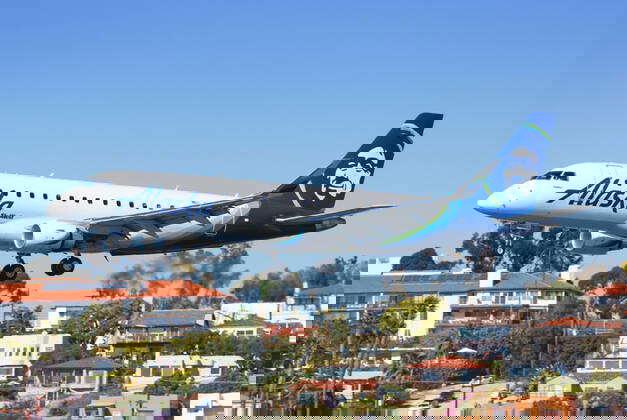 San Diego, United States, An Alaska Airlines Skywest Embraer ERJ 175 ...