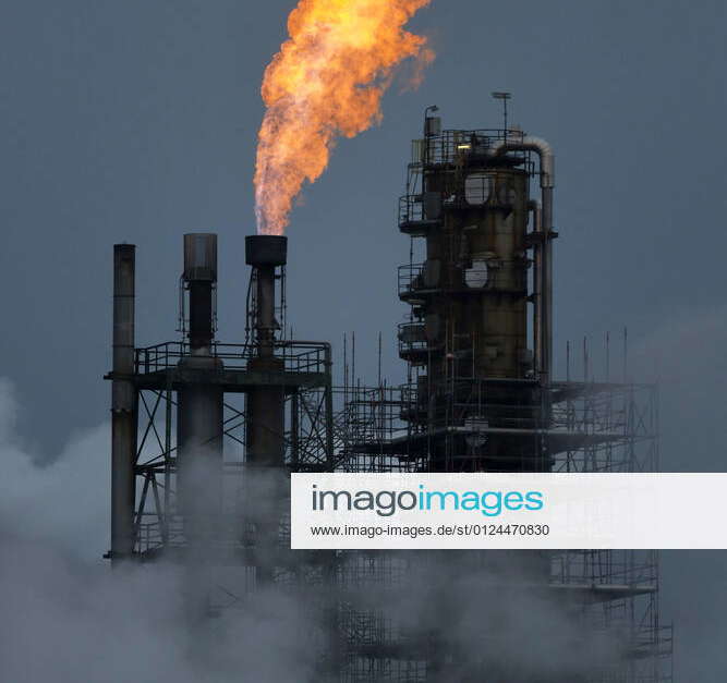 High flare at the Shell Rheinland refinery during the commissioning of ...