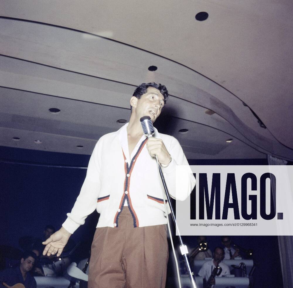 Dean Martin, singing, circa 1950s. Ref:P4DDEMA