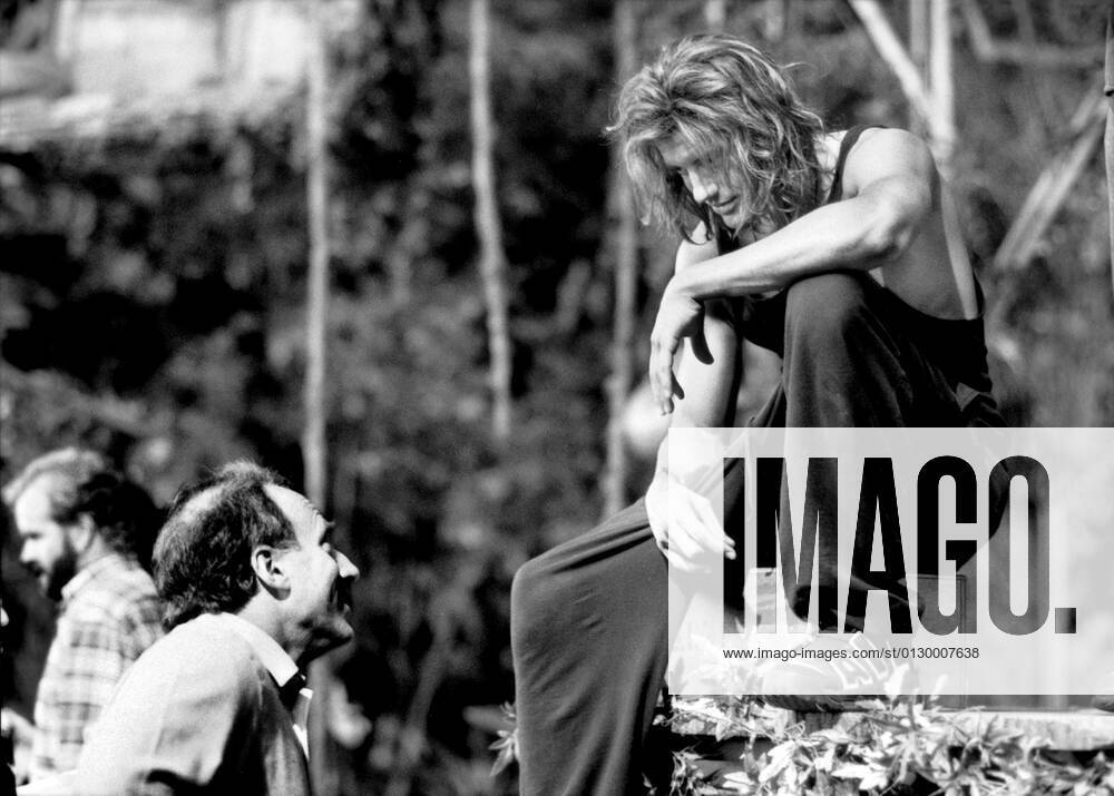 GEORGE OF THE JUNGLE, from left: director Sam Weisman, Brendan Fraser ...