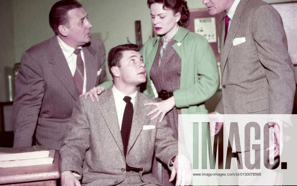 THE EDGE OF NIGHT, Don Hastings (sitting), Teal Ames (green), John ...