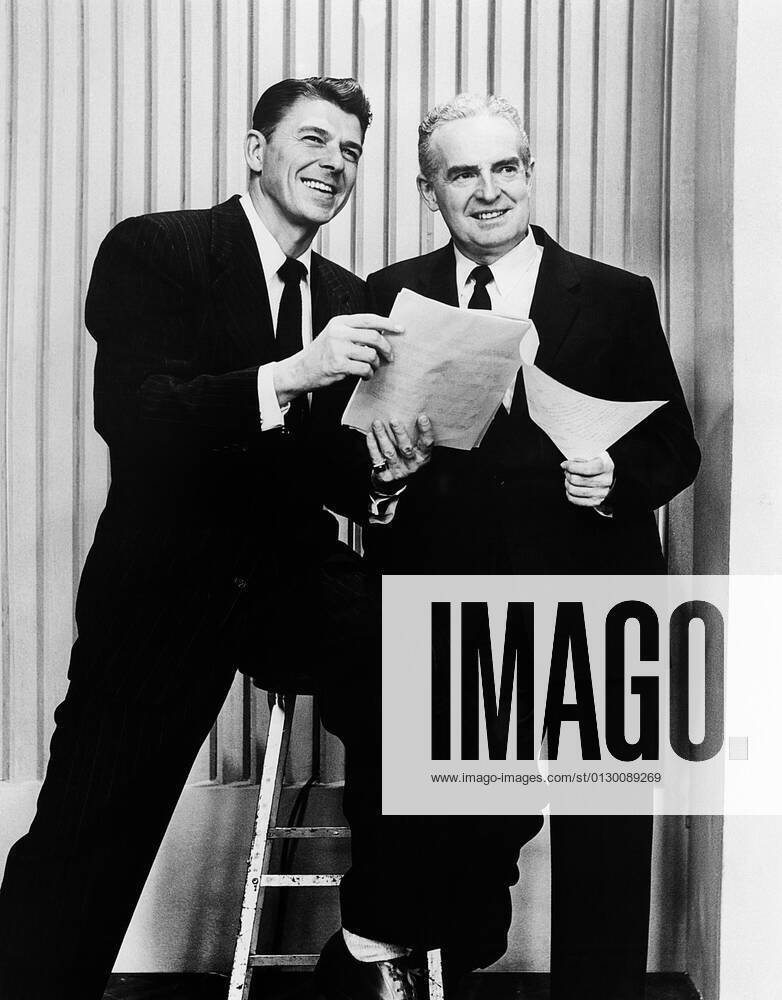 GENERAL ELECTRIC THEATER, from left: Ronald Reagan, Fred Waring during ...