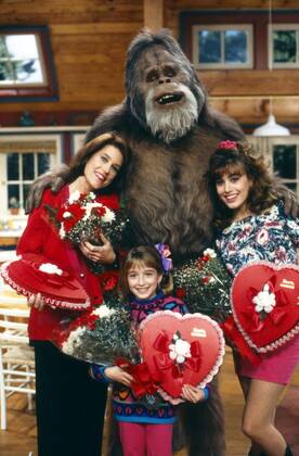 HARRY AND THE HENDERSONS, from left: Molly Cheek, ?Harry, Carol-Ann ...