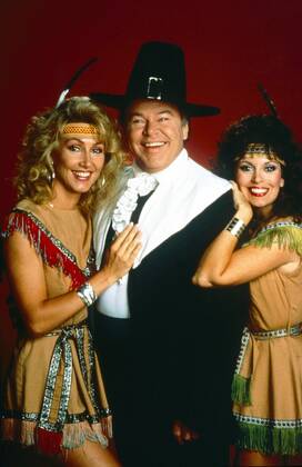 HEE HAW, from left: Linda Thompson, Roy Clark, Victoria Hallman, 1969 ...