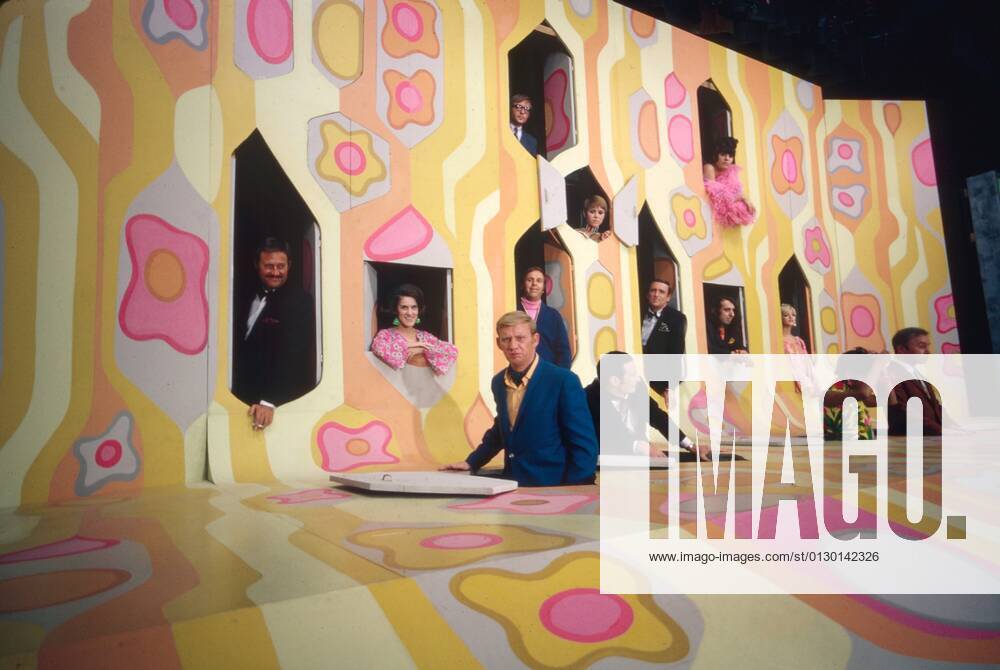 ROWAN & MARTIN S LAUGH-IN, clockwise from left: Dan Rowan, Ruth Buzzi ...