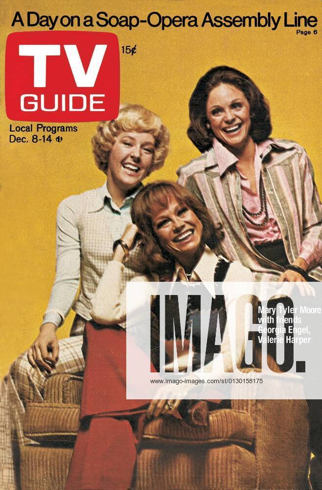 THE MARY TYLER MOORE SHOW, from left: Georgia Engel, Mary Tyler Moore ...
