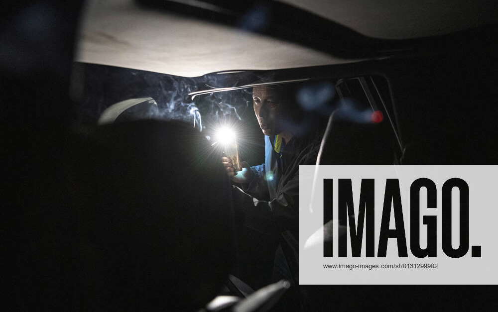 (210824) -- YINCHUAN, Aug. 24, 2021 -- Li Shixiang lights mosquito-repellent incense in his car