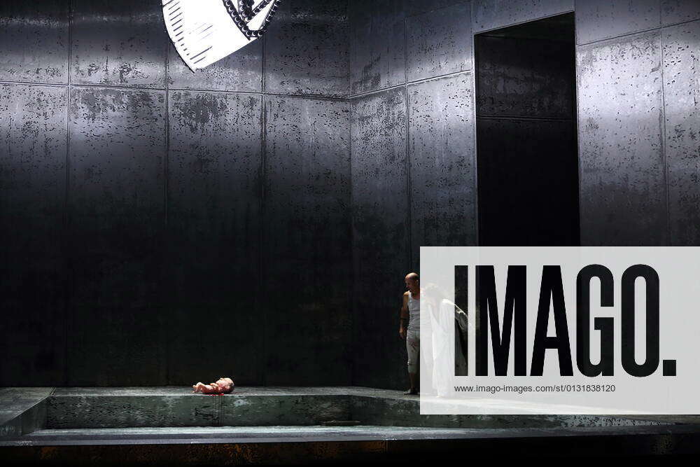 Christoph Späth as Laios, father of Oedipe and Karolina Gumos as ...