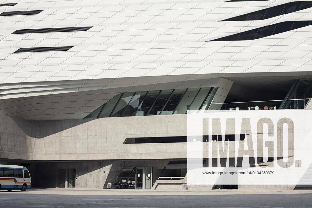 Modern architecture layered structure