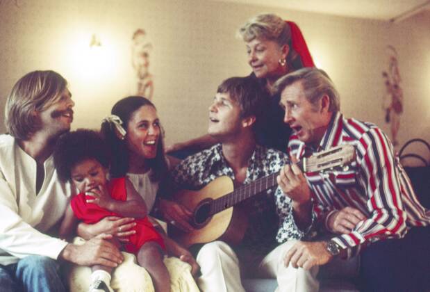 Lloyd Bridges and his family, from left: Beau Bridges, son Casey ...