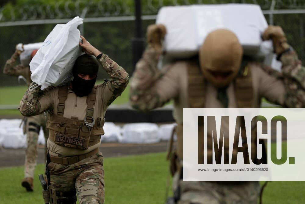 Agents of the National Aeronaval Service (SENAN) of Panama carry the ...