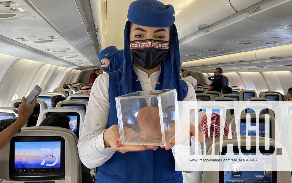 (211105) -- RIYADH, Nov. 5, 2021 -- A cabin crew of Saudi Arabian ...