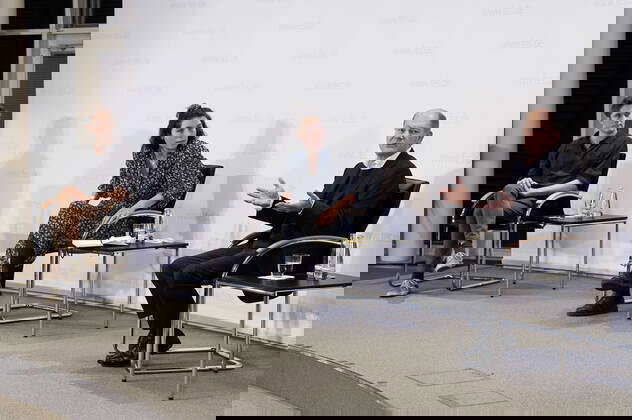 Henning Jeschke, Lea Bonasera and Olaf Scholz at a meeting with climate ...