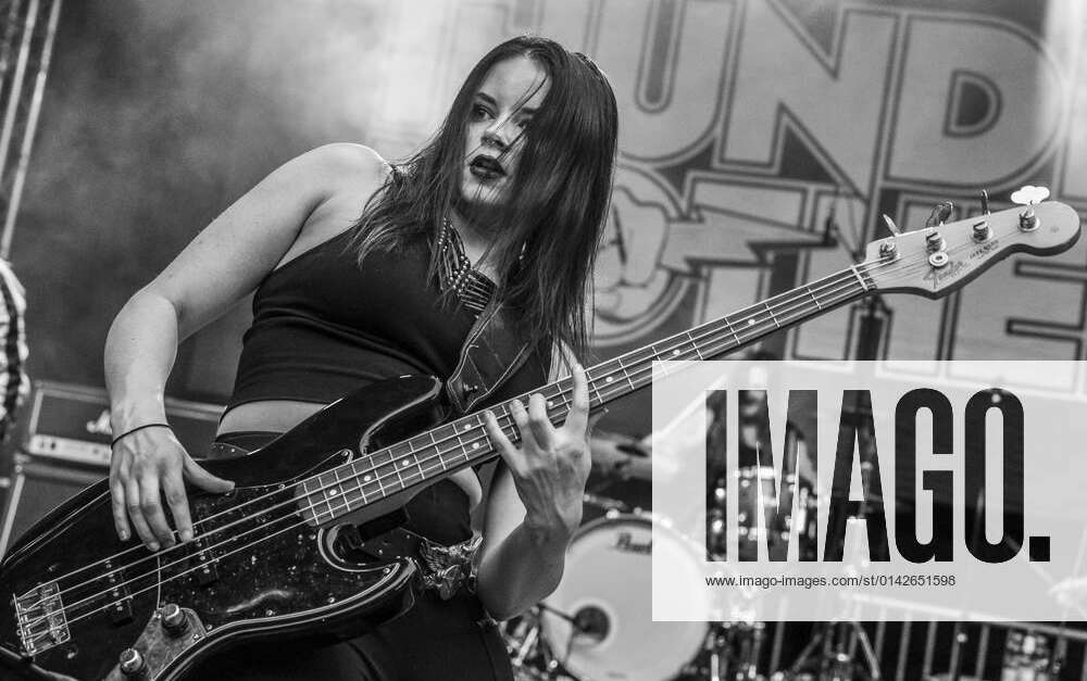 Mona Lindgren from Thundermother live in Ricklinger Bad Hannover, 03 08 ...