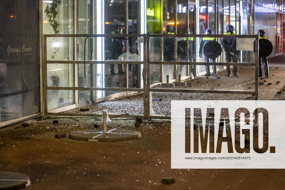 12 11 2021 , The Hague , Netherlands , Riots over new corona rules ...