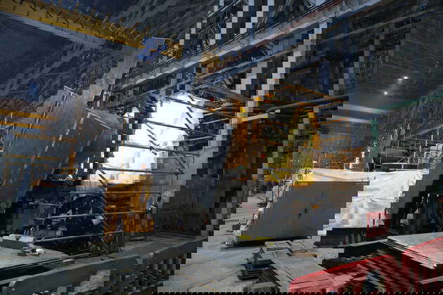 MURMANSK REGION, RUSSIA – : The LNG Construction Centre, the world s ...