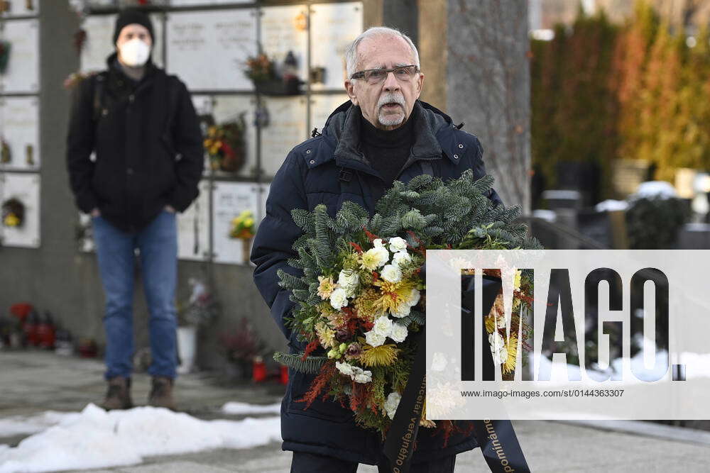 Tschechien, Petr Uhl Beerdigung in Prag Funeral of journalist, former ...