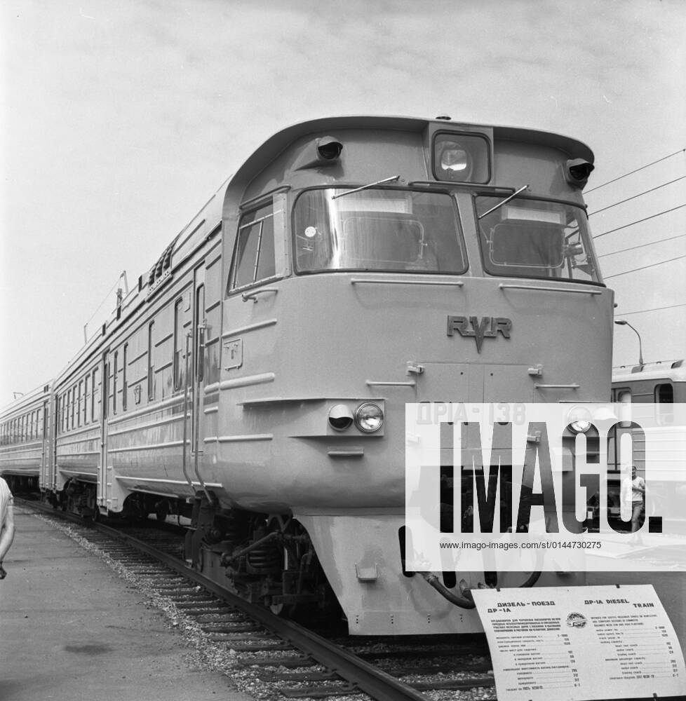 DR1A-138 diesel train 6718855 10.06.1982 A DR1A-138 diesel train ...