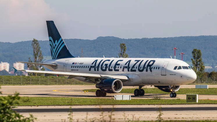 Basel, Schweiz - 24. August 2019: Ein Airbus A320-214 von Aigle Azur ...