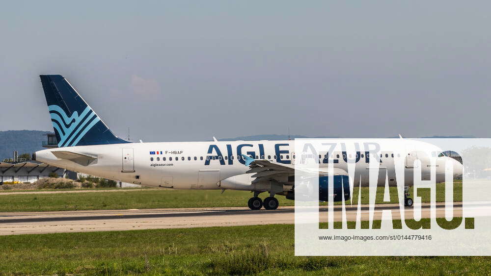 Basel, Schweiz - 24. August 2019: Ein Airbus A320-214 von Aigle Azur ...