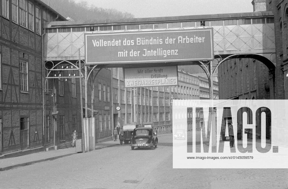 Politische Losung in der DDR 1950 Historisches Bild und Foto: Politische Losung in der DDR 1950 zum