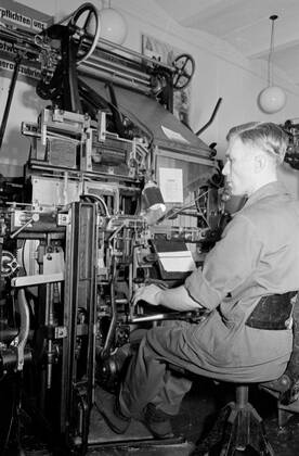 Setzer an Linotype Setzmaschine, typesetting machine Historisches Bild ...