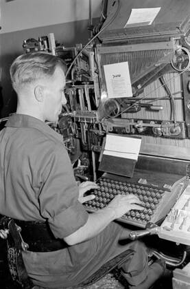 Setzer an Linotype Setzmaschine, typesetting machine Historisches Bild ...