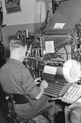 Setzer an Linotype Setzmaschine, typesetting machine Historisches Bild ...